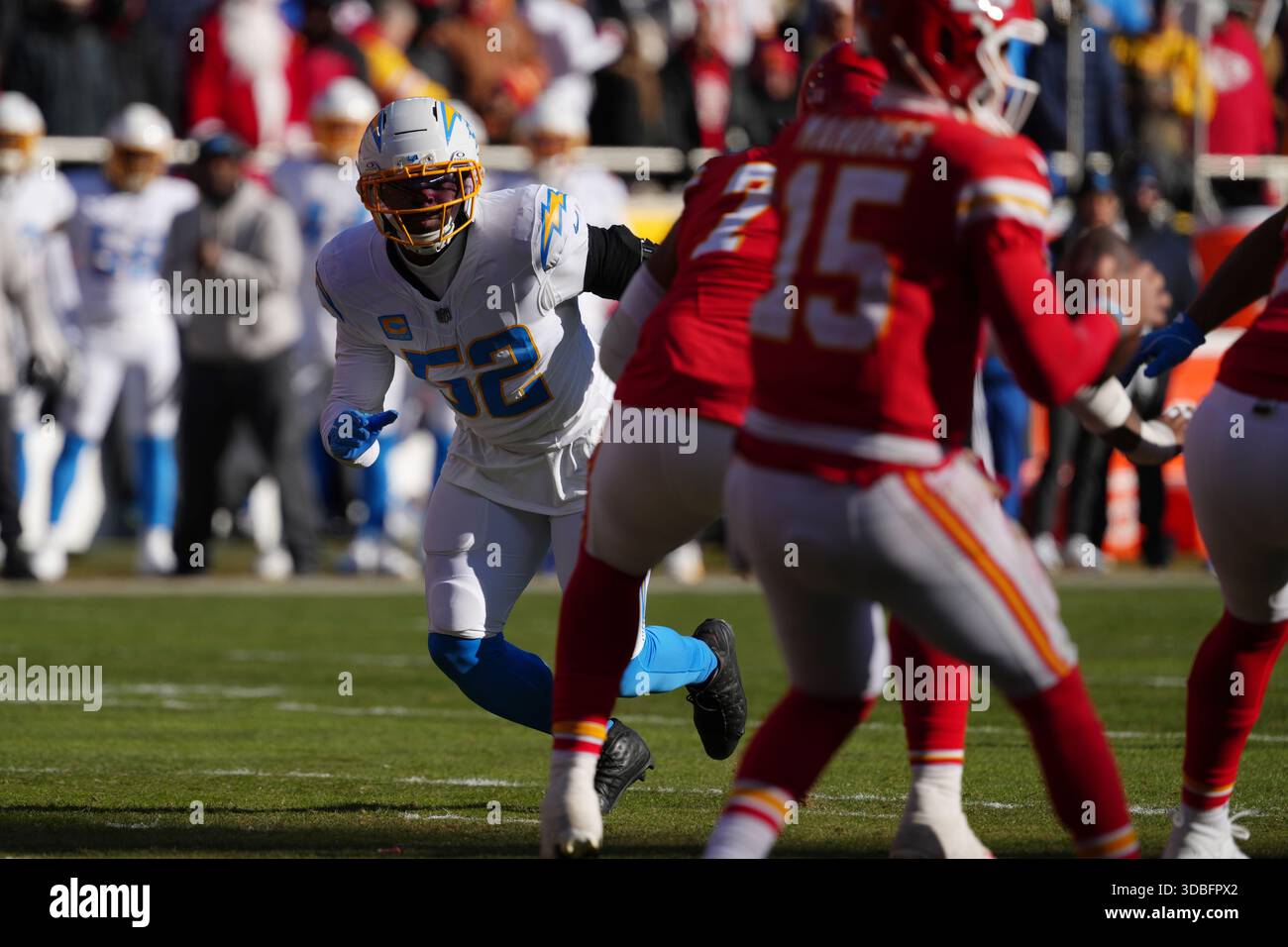 Los Angeles Chargers outside linebacker Khalil Mack (52) rushes the ...