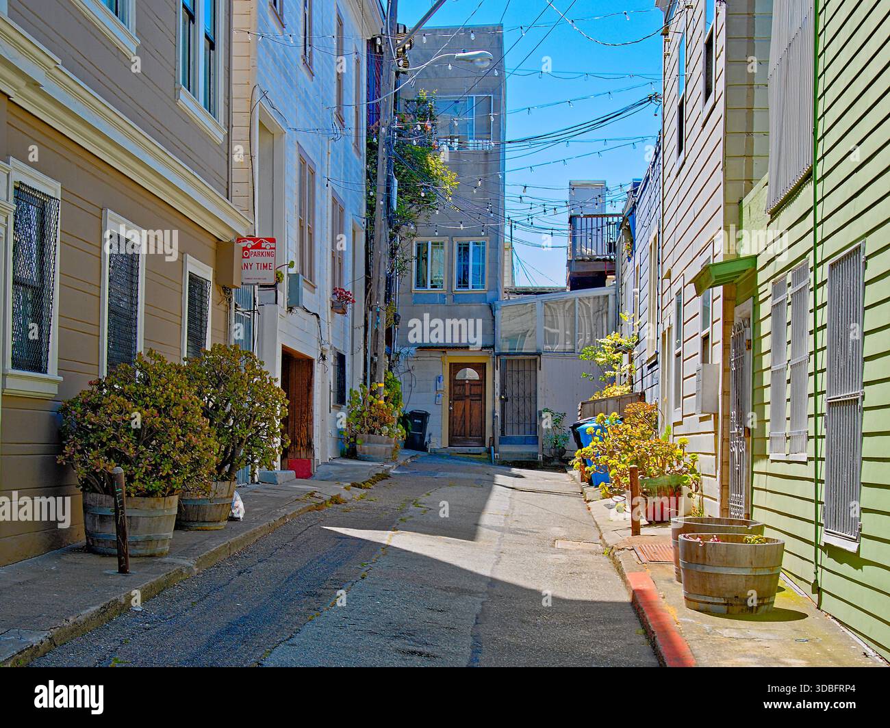 Residential alleyway hi-res stock photography and images - Alamy