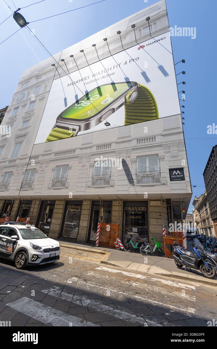 Huawei watch fit 4 pro hi-res stock photography and images - Alamy