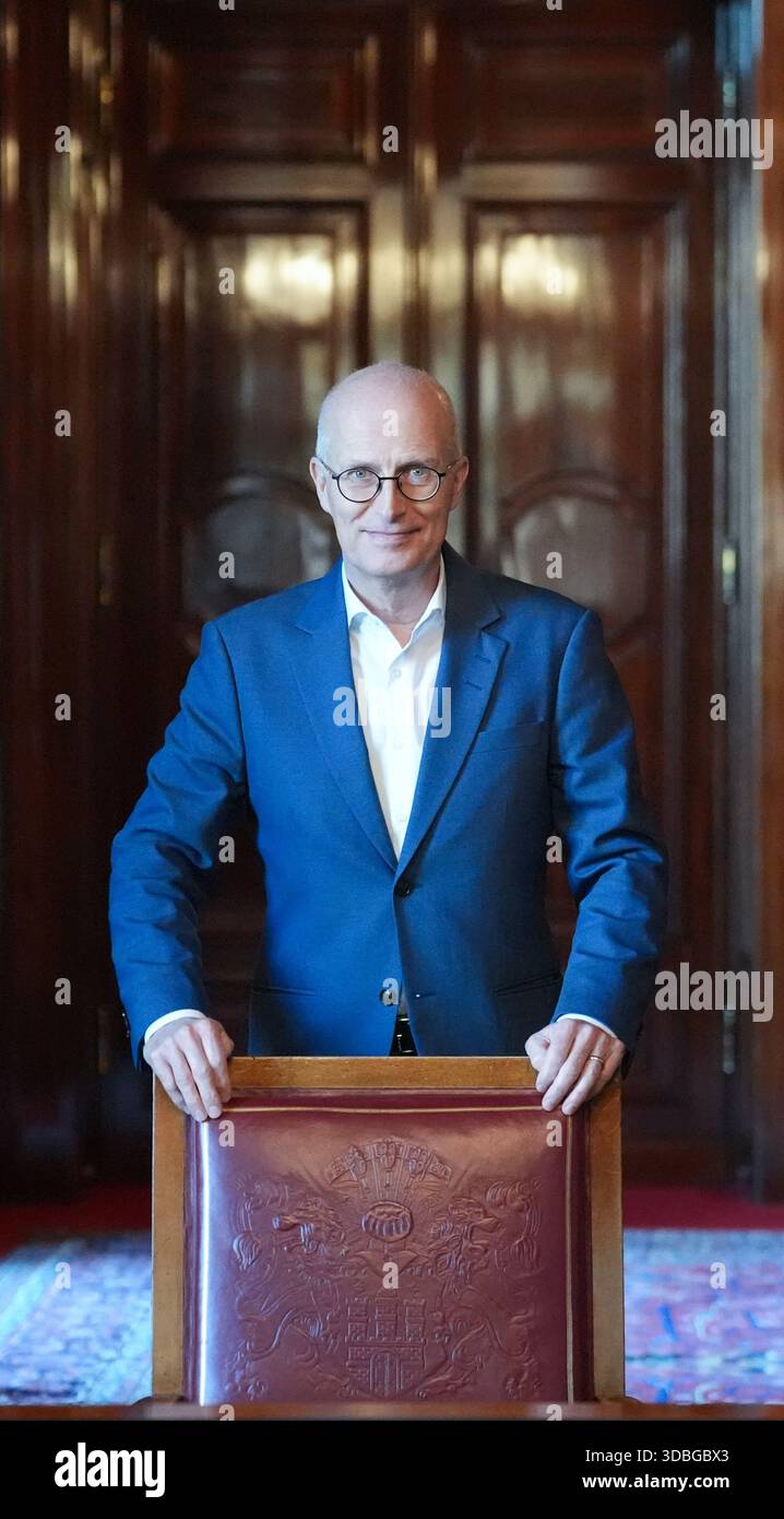 PRODUCTION - 15 December 2025, Hamburg: Peter Tschentscher (SPD), First ...