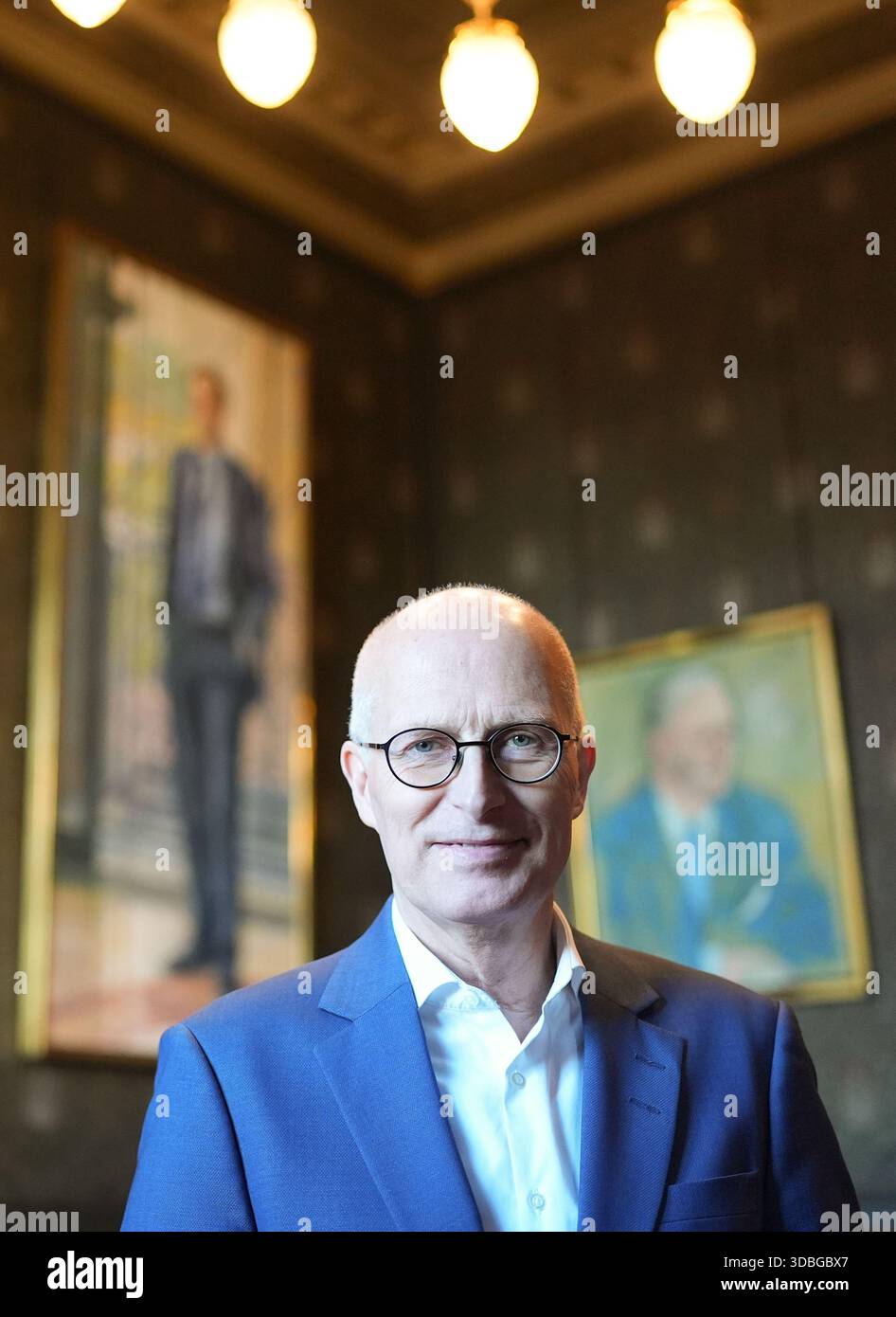 PRODUCTION - 15 December 2025, Hamburg: Peter Tschentscher (SPD), First ...