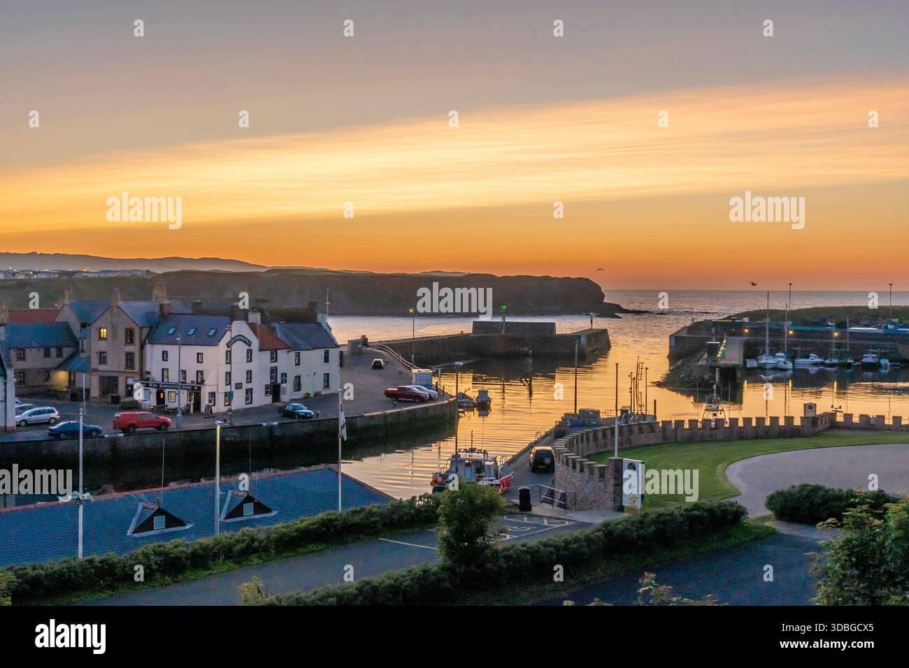 Sunset over water boats hi-res stock photography and images - Alamy