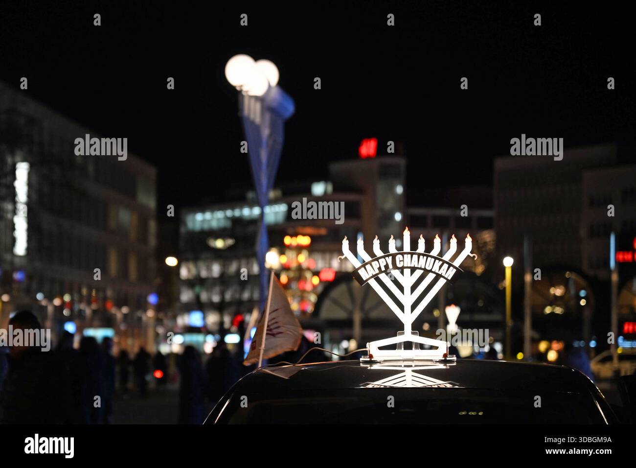 16 December 2025, Lower Saxony, Hanover: After a Hanukkah car parade, a ...