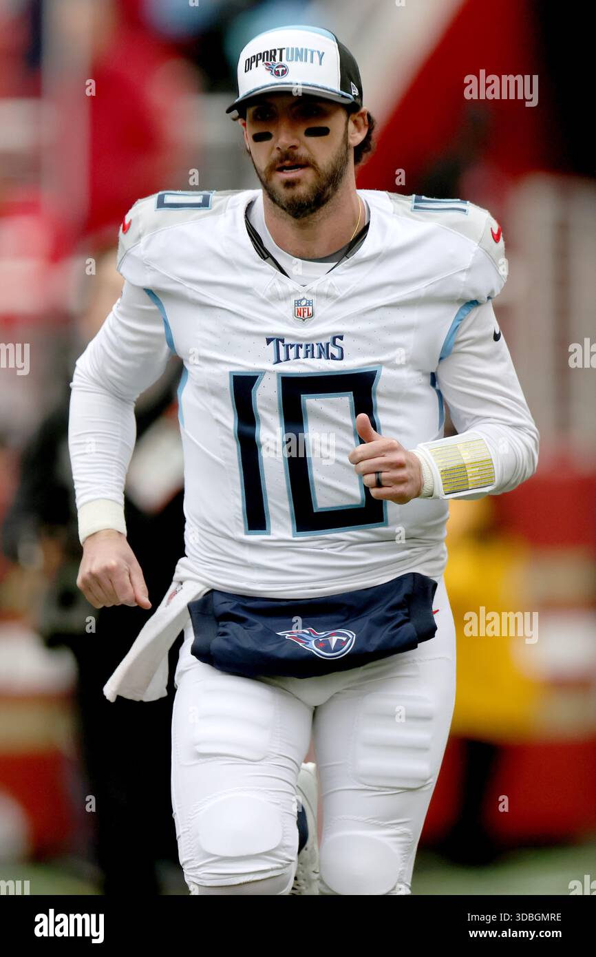 Tennessee Titans quarterback Brandon Allen (10) runs onto field during ...