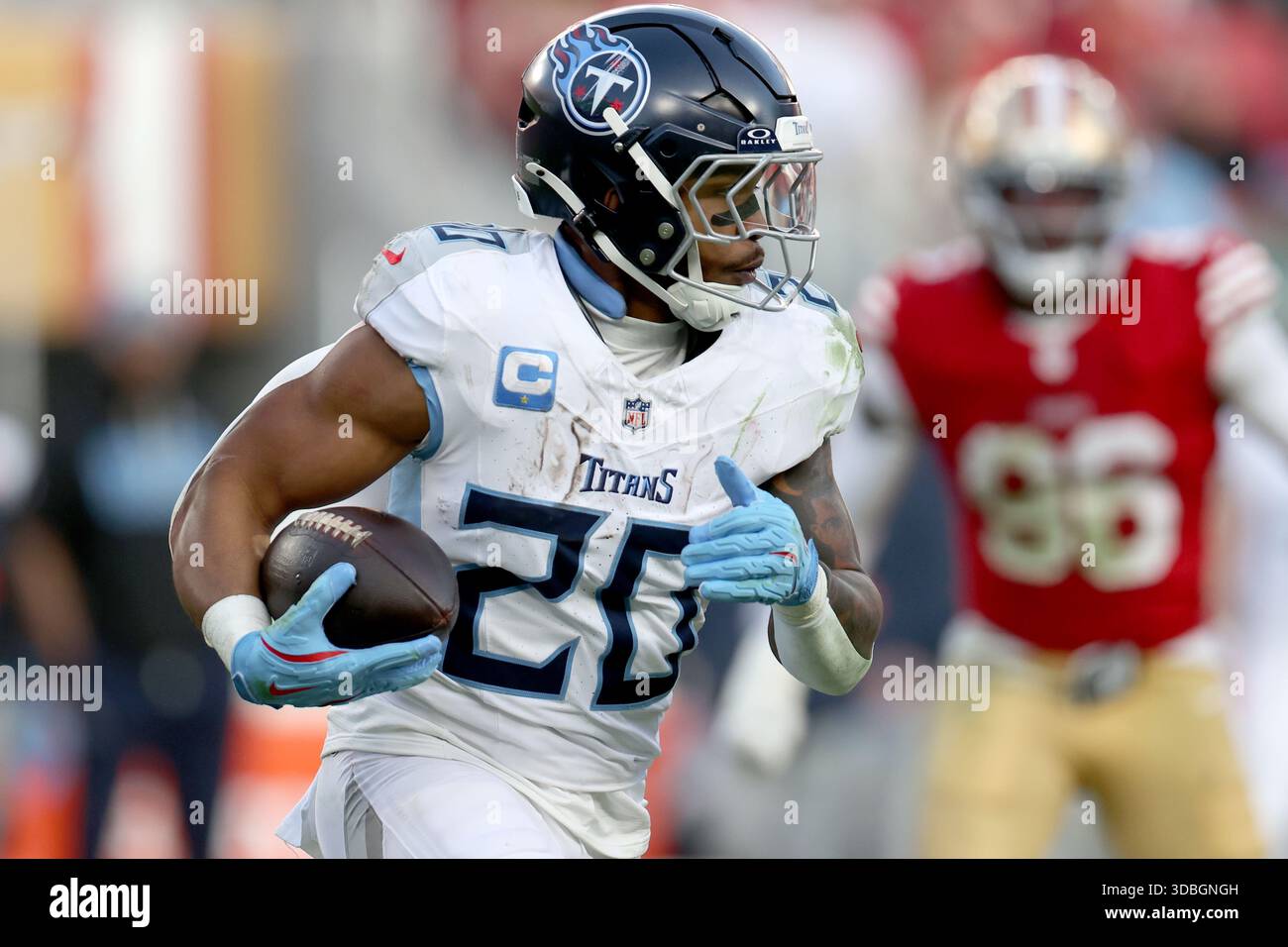 Tennessee Titans running back Tony Pollard (20) runs during an NFL ...