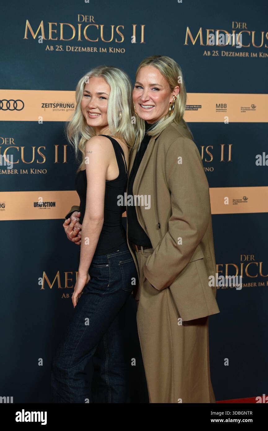 Schauspielerin Lili-Mari Budach und Janine Kunze, l-r, kommt zur ...
