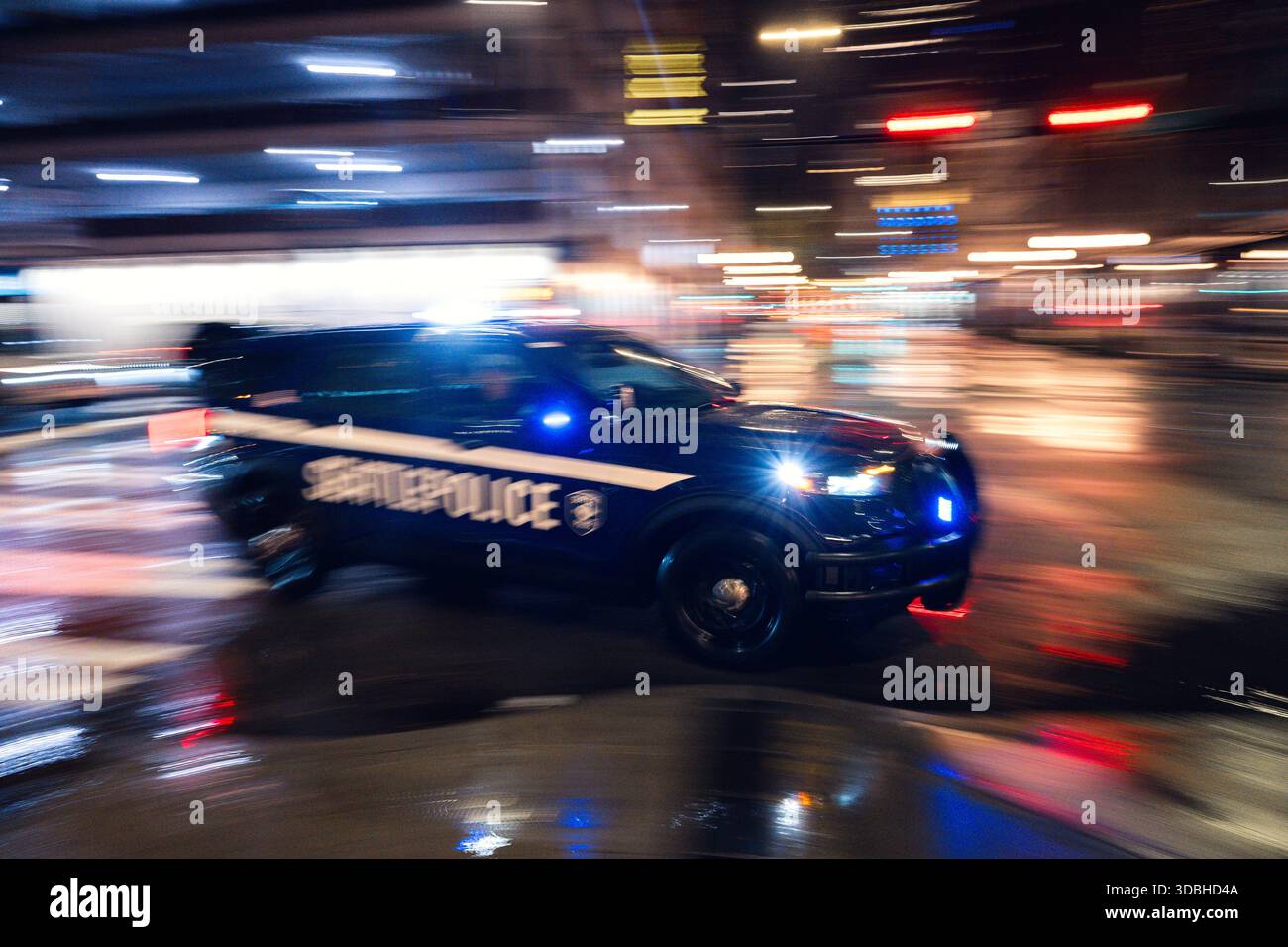 Seattle, USA. 10th Dec 2025. Seattle Police cruiser during a rare ...