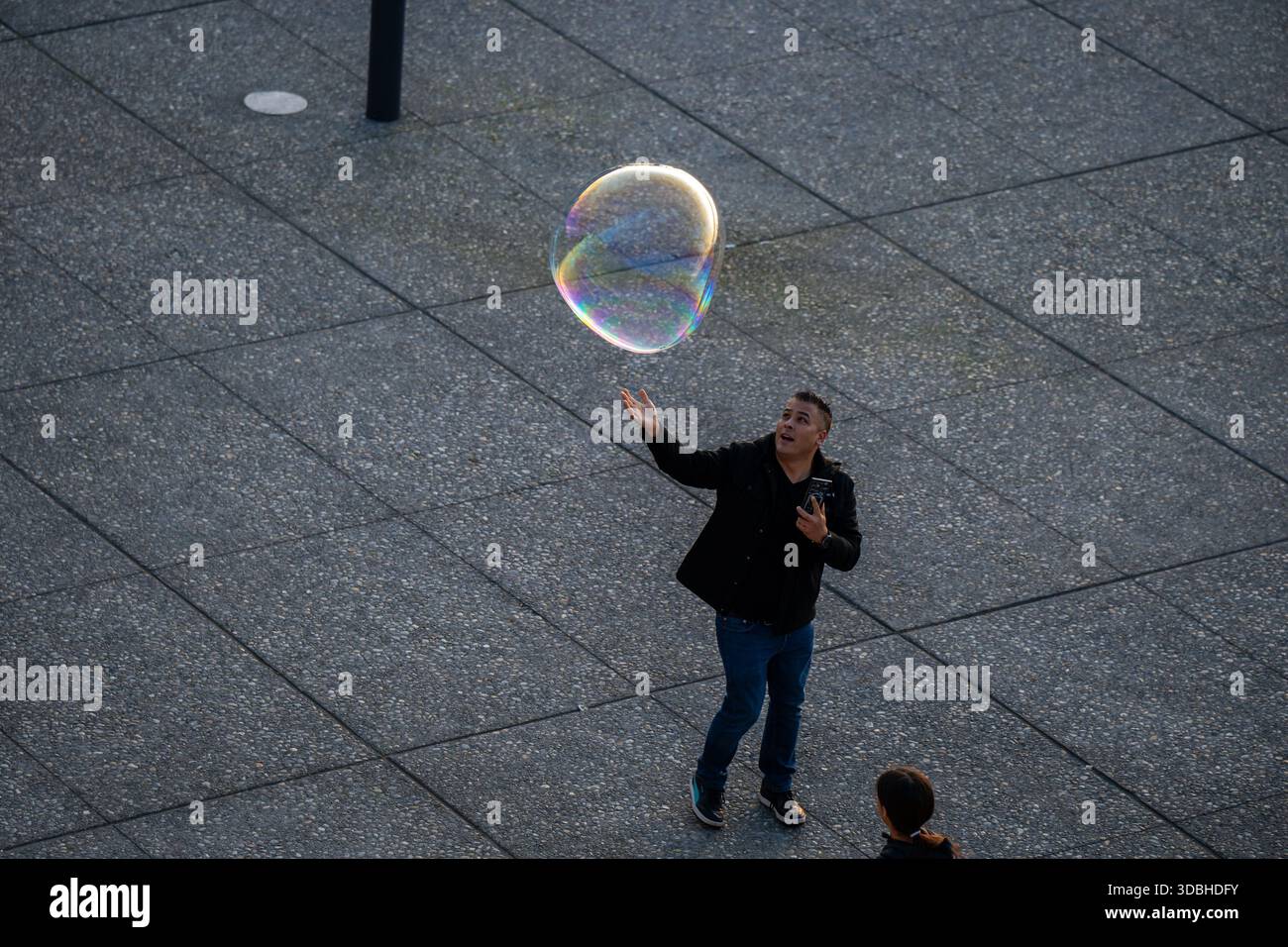 Seattle, USA. 2th Dec 2025. People enjoying bubbles at the Overlook ...