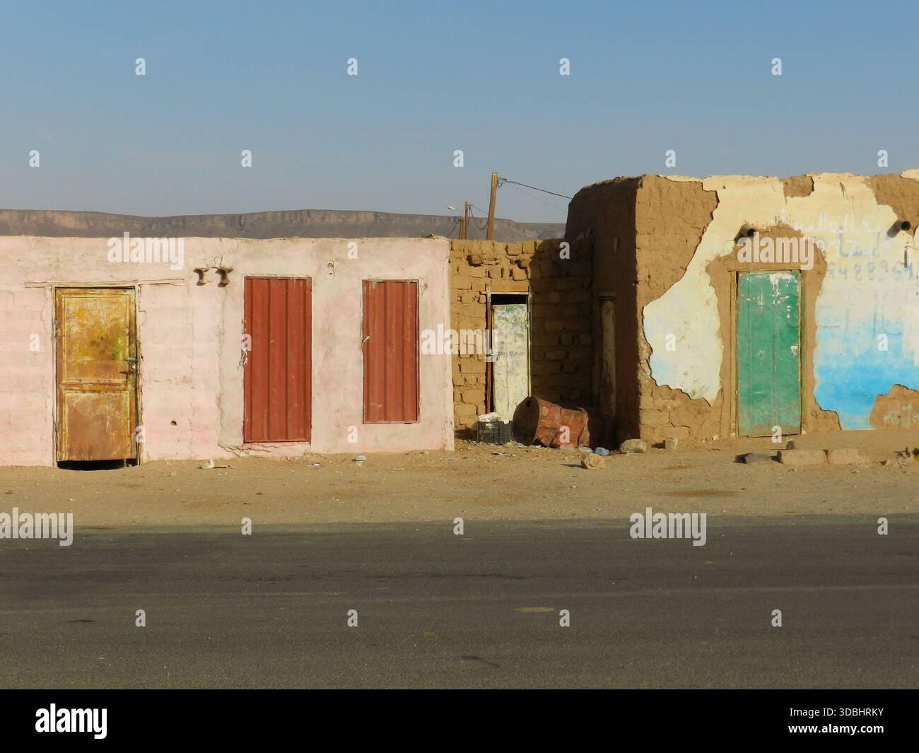 Crumbling buildings in the desert at Choum in Mauritania Stock Photo ...