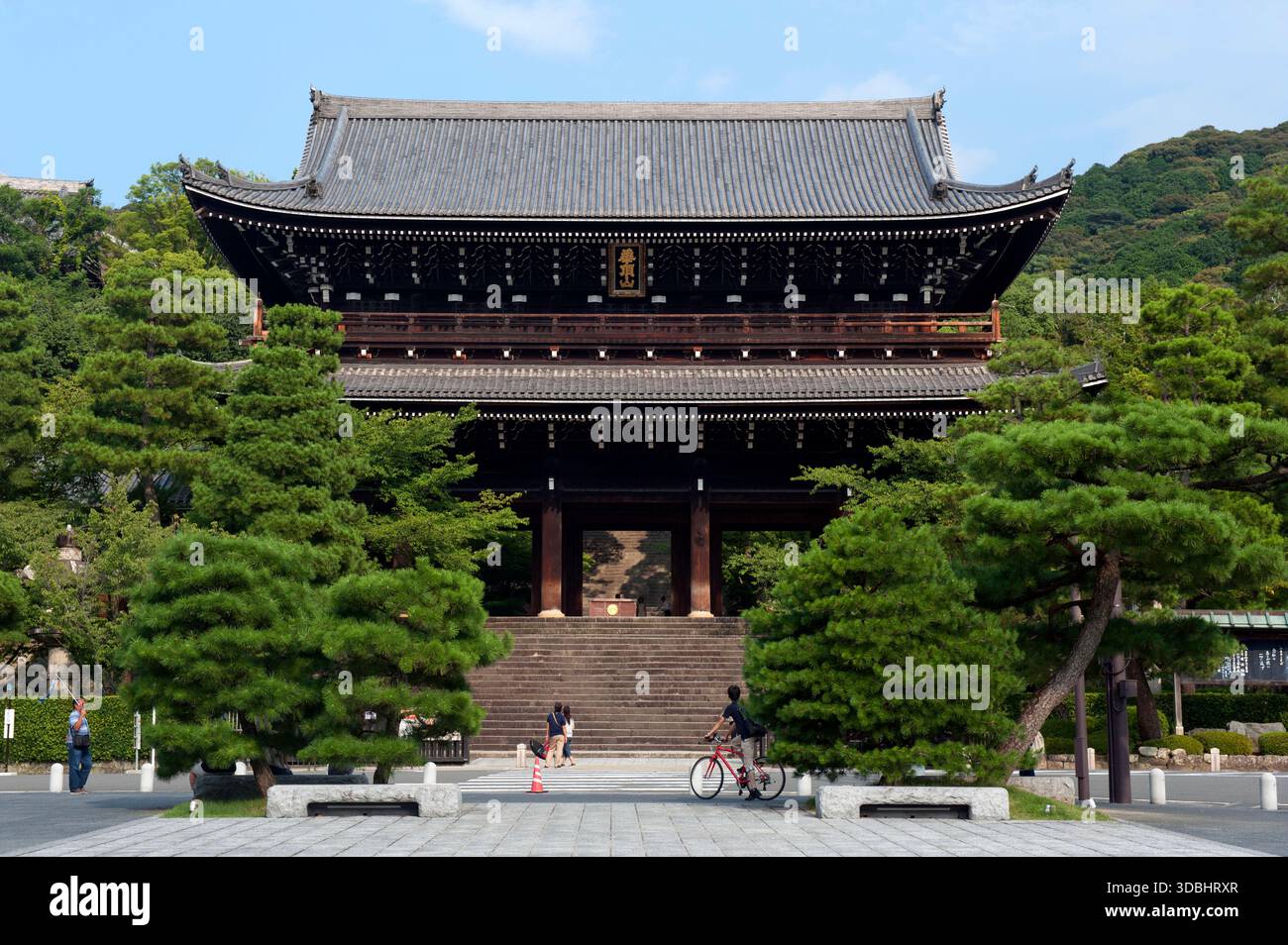 The massive main entrance gate to Chionin Temple (知恩院) is the largest ...