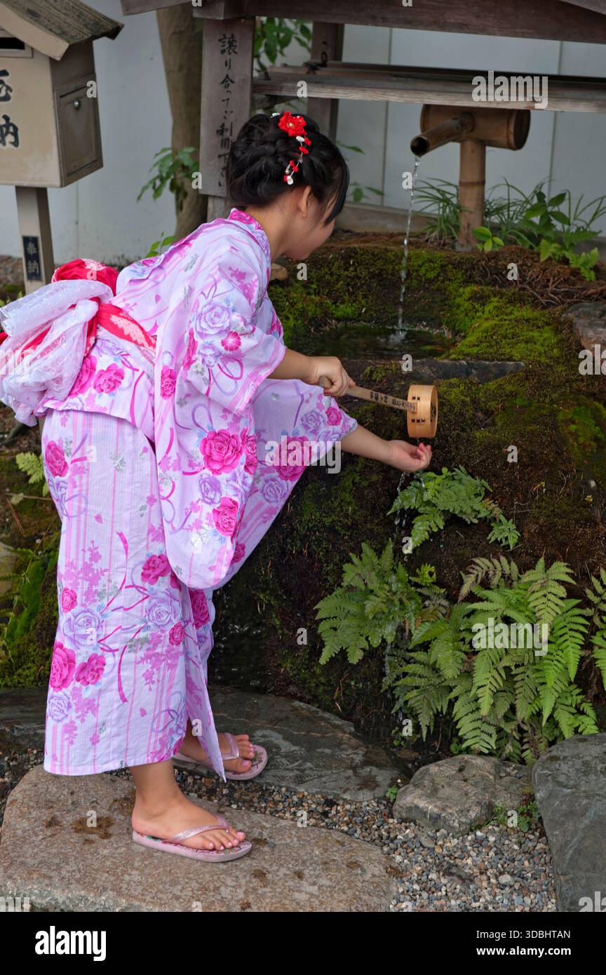 Japanese girl wearing a colorful summer "yukata" cotton kimono robe ...