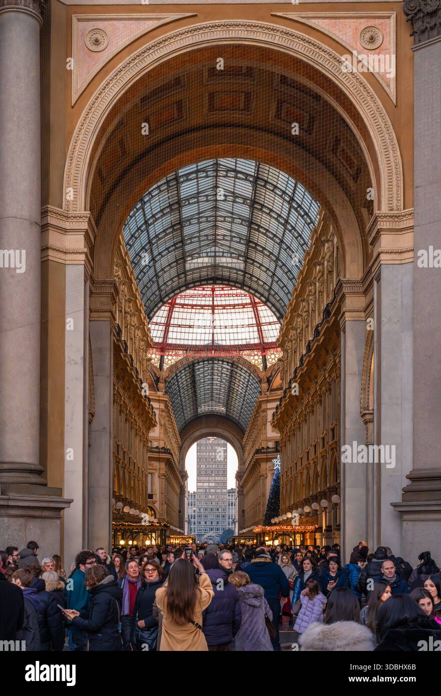 Milan italy december 2025 people hi-res stock photography and images ...