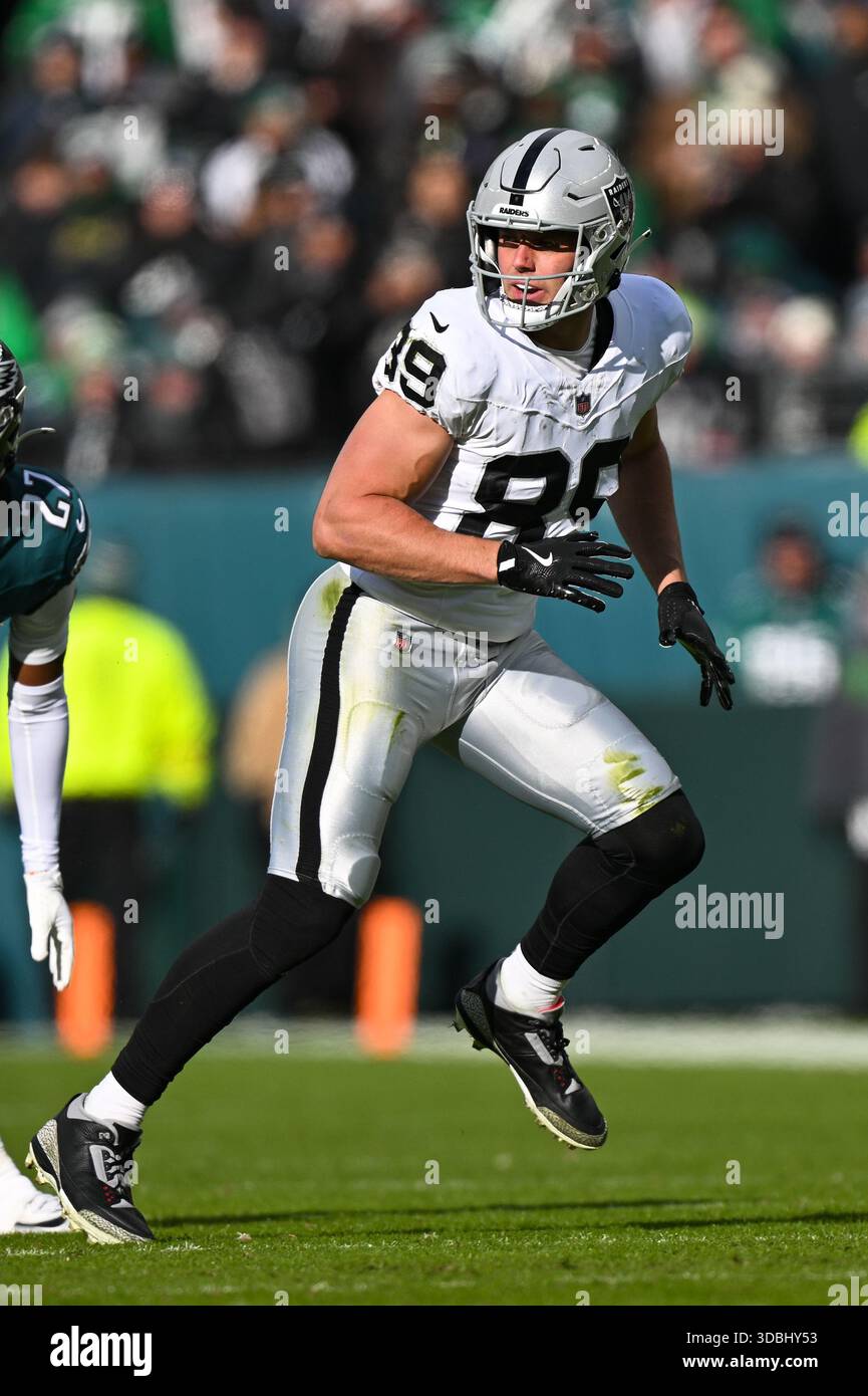 Las Vegas Raiders tight end Brock Bowers (89) in action during the ...