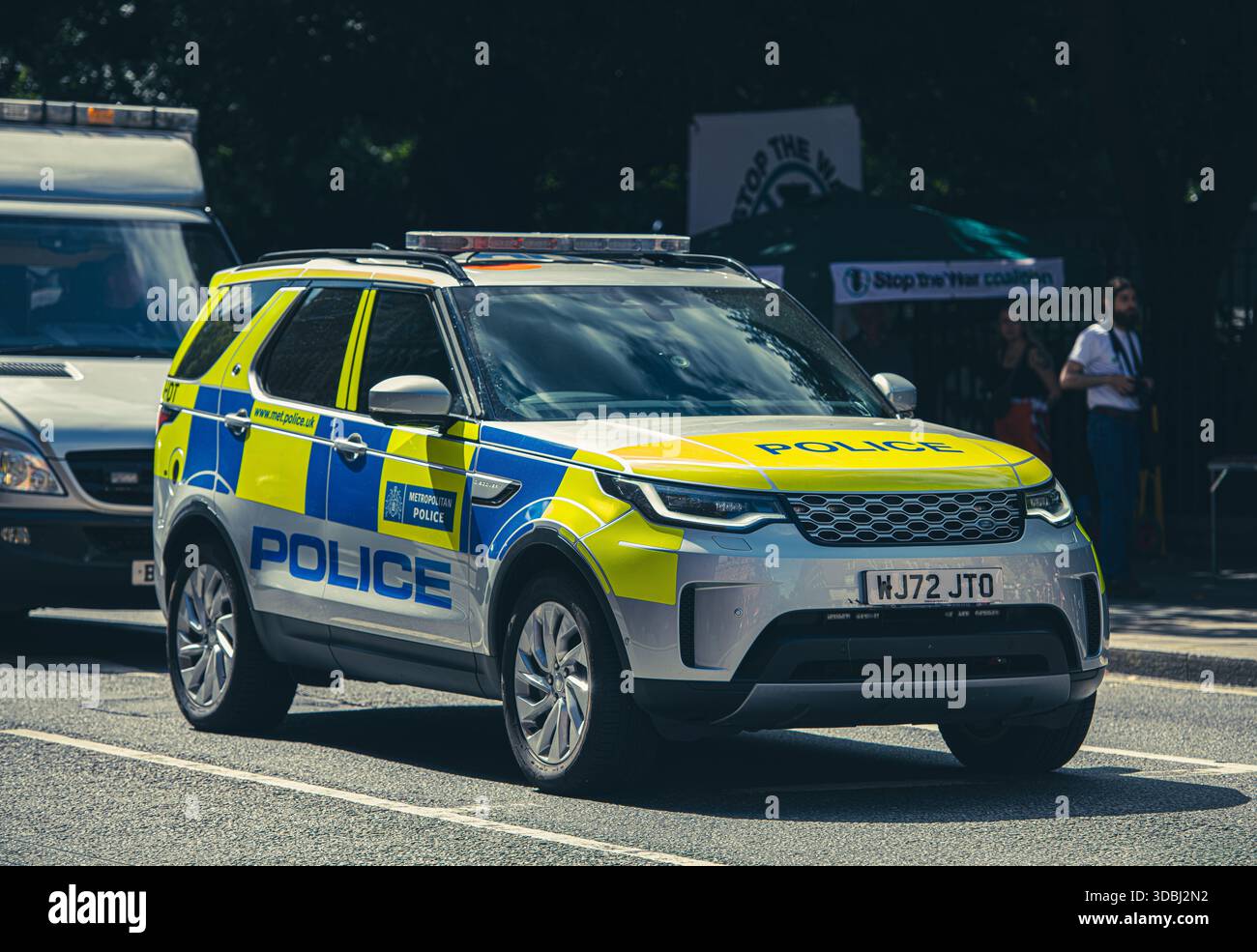 ARMED METROPOLITAN POLICE IN LONDON Stock Photo - Alamy