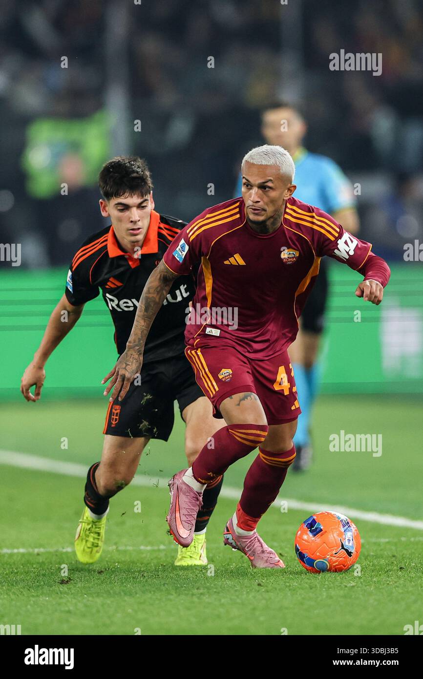Alex Valle of Como (L) and Wesley Vinicius Franca Lima of AS Roma (R ...