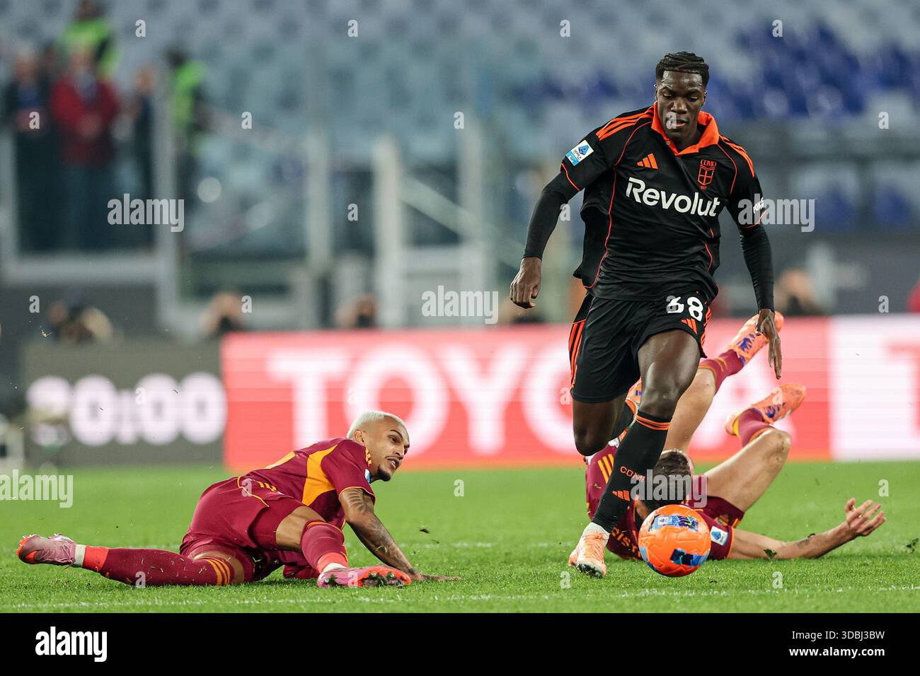 Wesley Vinicius Franca Lima of AS Roma (L) and Assane Diao of Como (R ...