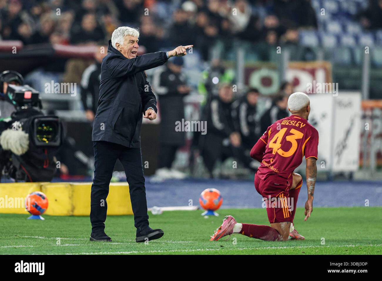 Coach Gian Piero Gasperini of AS Roma (L) and Wesley Vinicius Franca ...