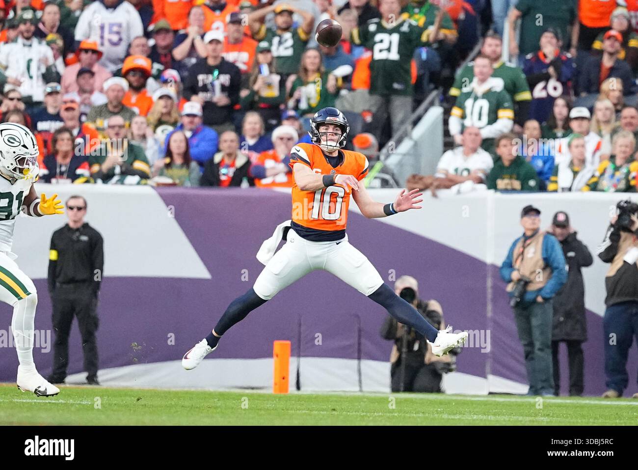 Denver Broncos quarterback Bo Nix (10) throws the ball against the ...