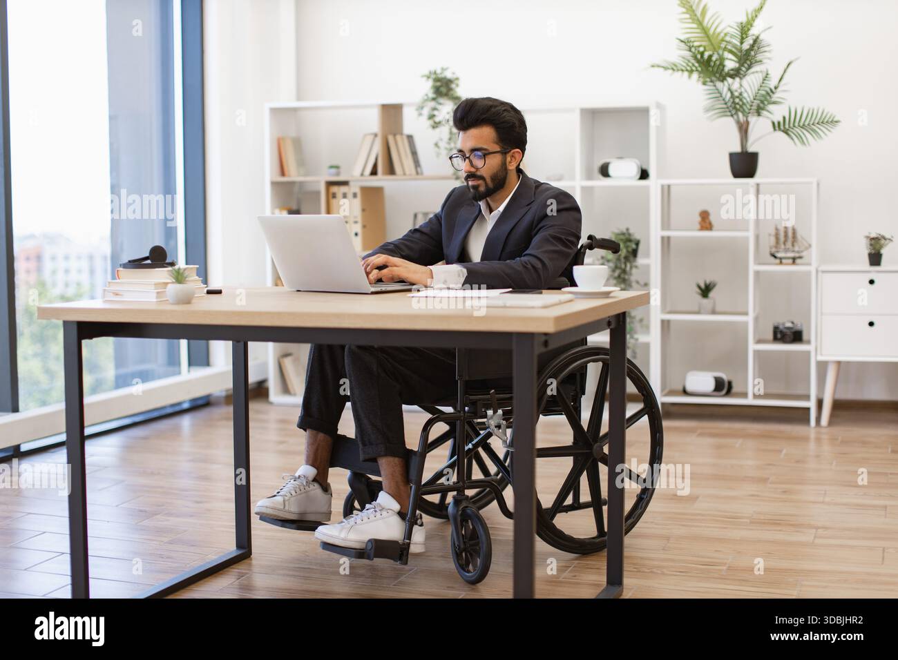 Office wheelchair arab hi-res stock photography and images - Alamy
