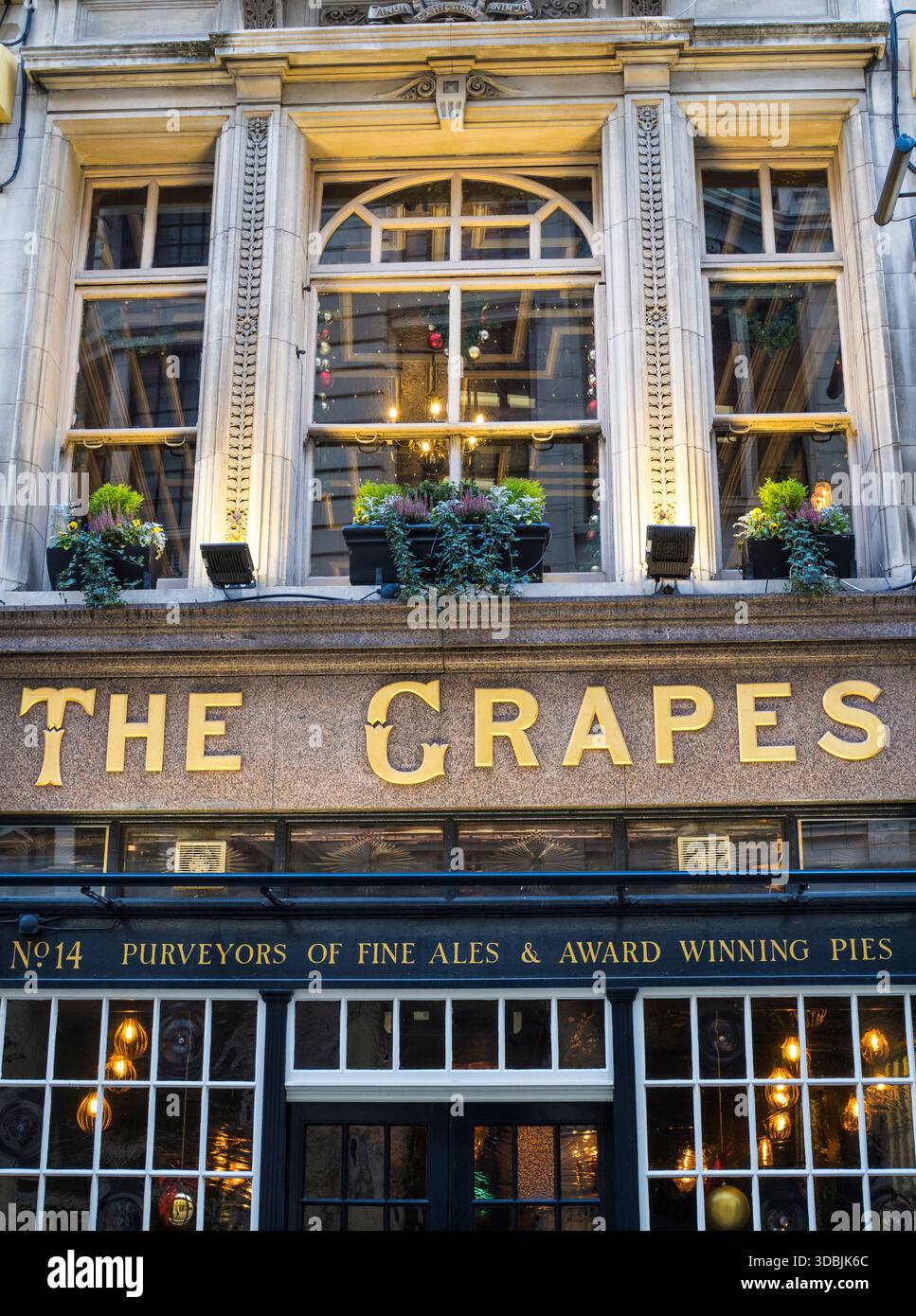 The Grapes, Pub with Extensive Pie Menu, The City of London, London ...