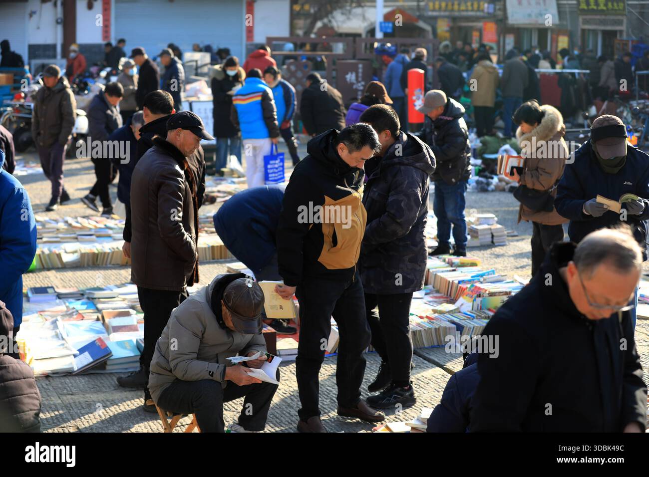 People select and read books at a second-hand book market in Huai'an ...