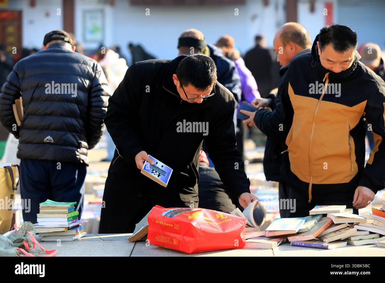 People select and read books at a second-hand book market in Huai'an ...