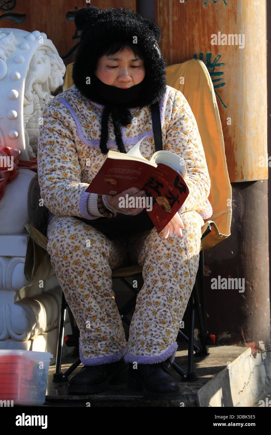 People select and read books at a second-hand book market in Huai'an ...