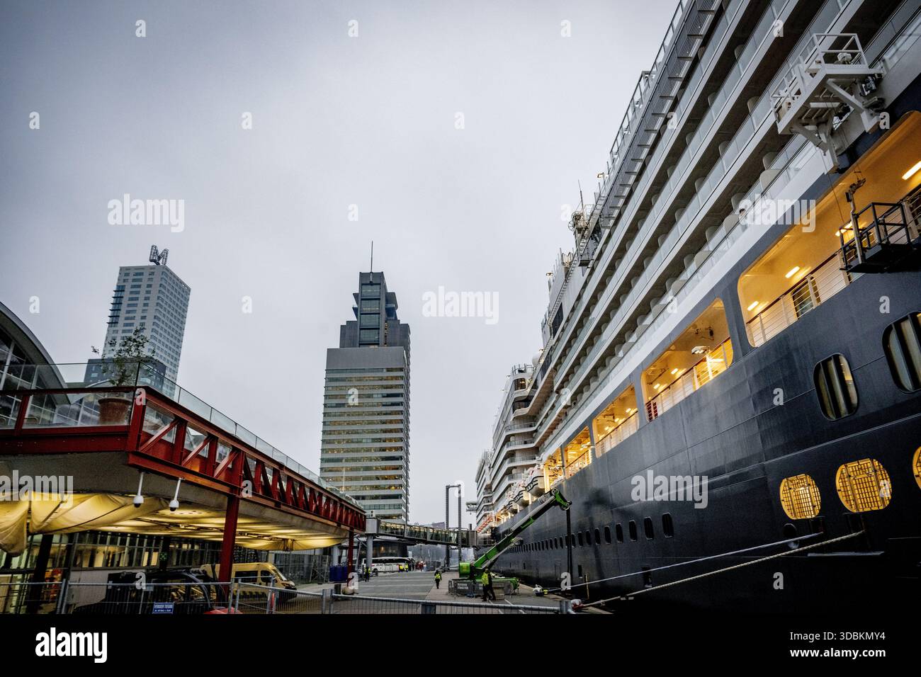 ROTTERDAM - Cruise ship at the head of the south. ANP /HOLLANDSE HOOGTE ...