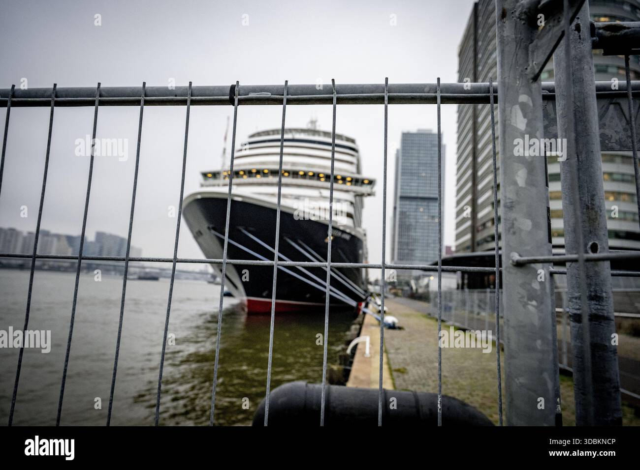 ROTTERDAM - Cruise ship at the head of the south. ANP /HOLLANDSE HOOGTE ...