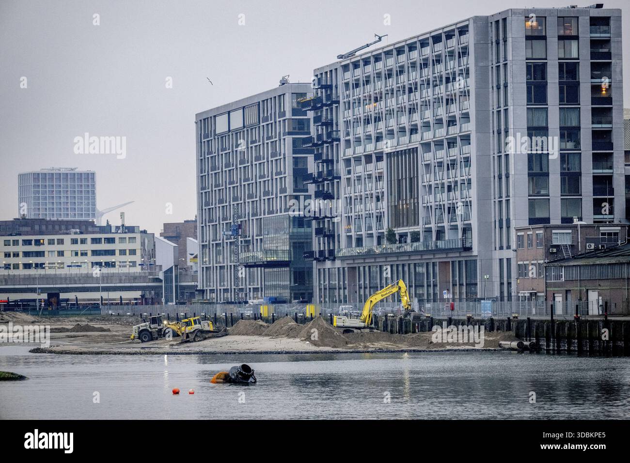 ROTTERDAM - Boskalis is making Rotterdam Rijnhaven shallower through ...