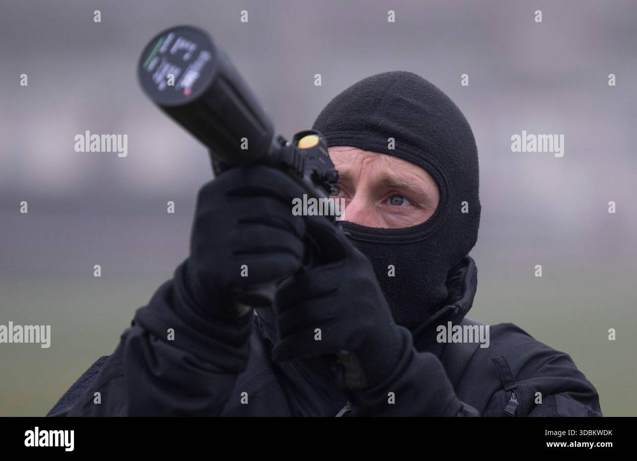 17 December 2025, Rhineland-Palatinate, Wackernheim: Officers from the ...