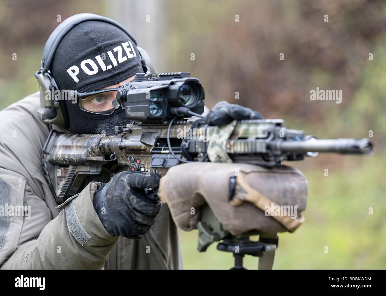 17 December 2025, Rhineland-Palatinate, Wackernheim: Officers from the ...