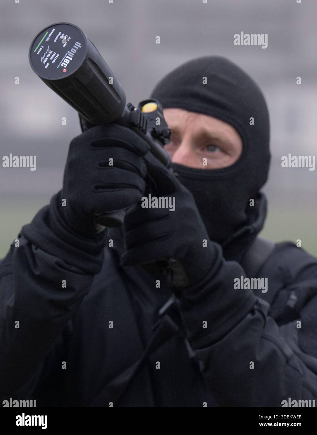 17 December 2025, Rhineland-Palatinate, Wackernheim: Officers from the ...