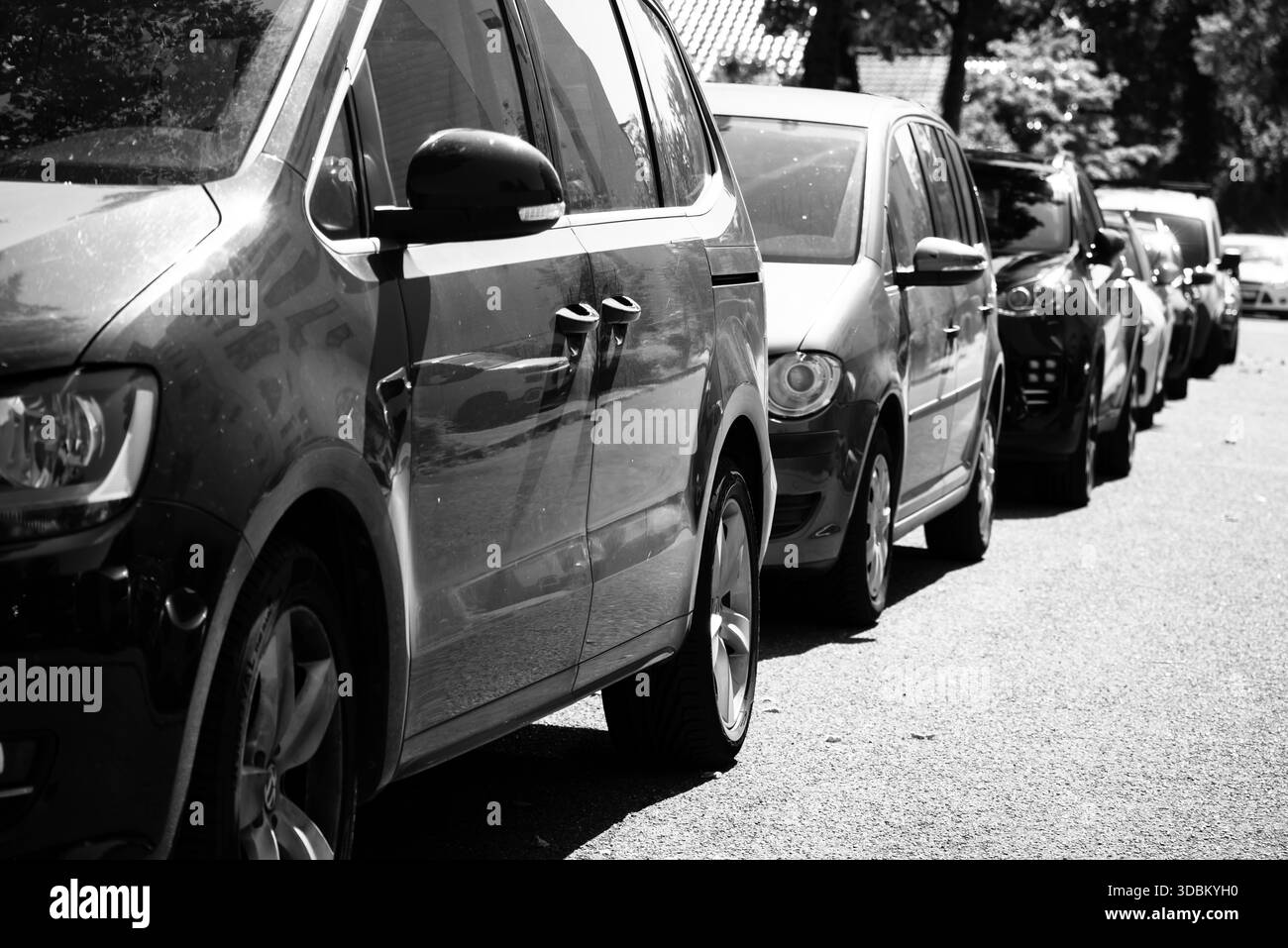Line parked cars in Black and White Stock Photos & Images - Alamy
