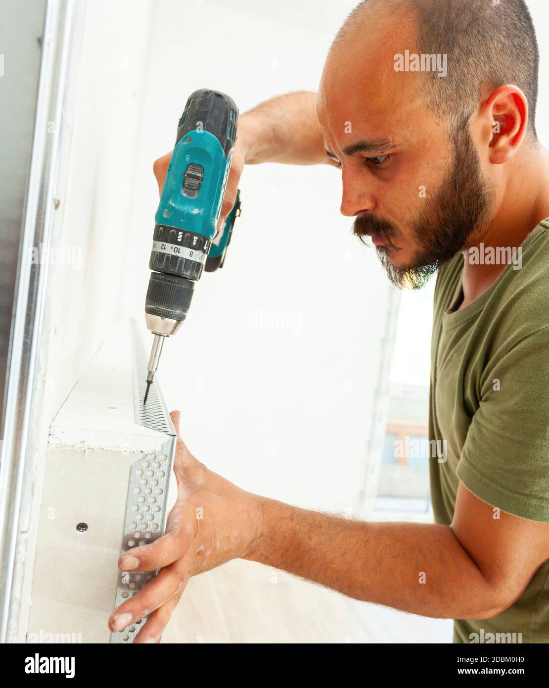 Worker using cordless screwdriver hi-res stock photography and images ...