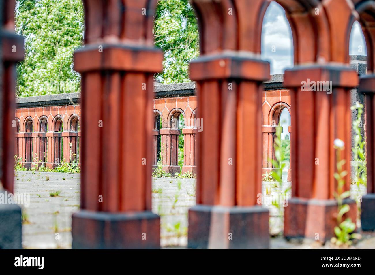 Medieval arched wall ring hi-res stock photography and images - Alamy