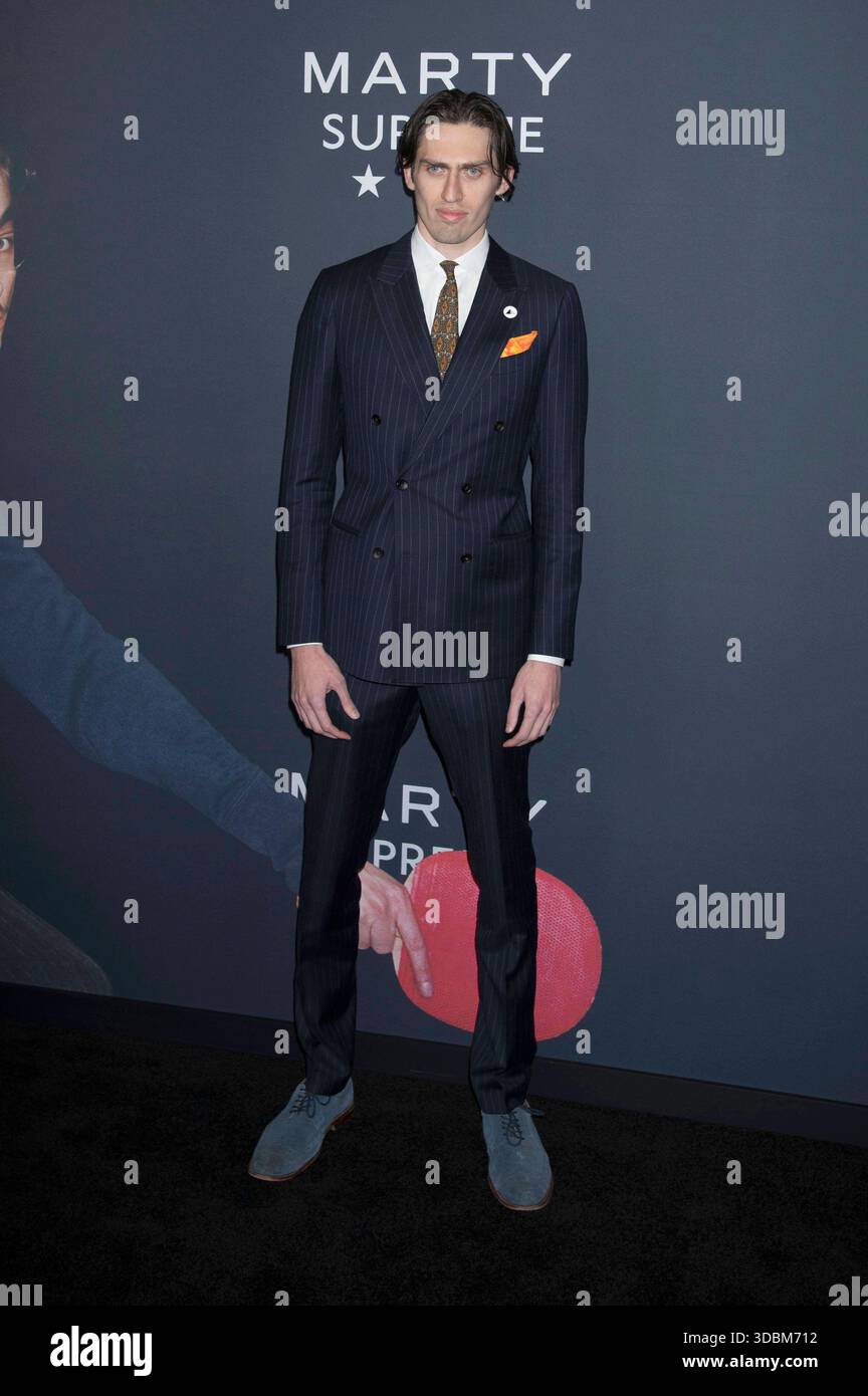 Isaac Simon bei der Premiere des Kinofilms Marty Supreme im Regal Times ...