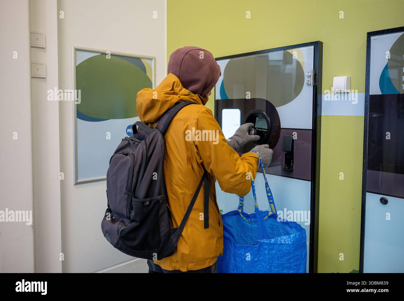 Plastic container return machine hi-res stock photography and images ...