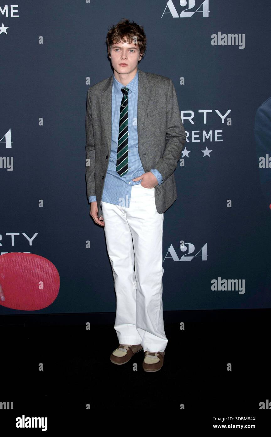 Moses Martin bei der Premiere des Kinofilms Marty Supreme im Regal ...