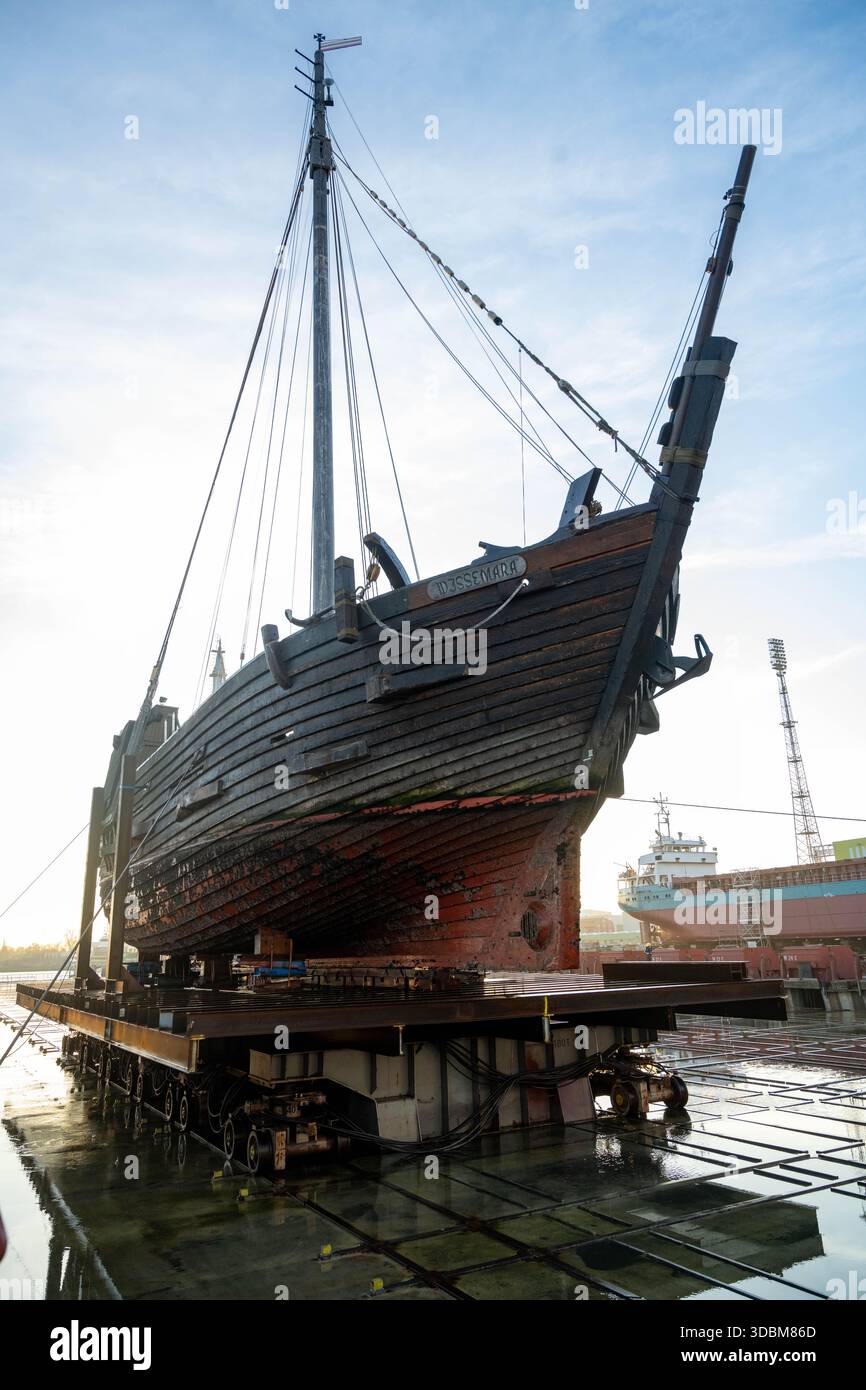 Stralsund, Germany. 17th Dec, 2025. The Poel cog "Wissemara" stands on ...