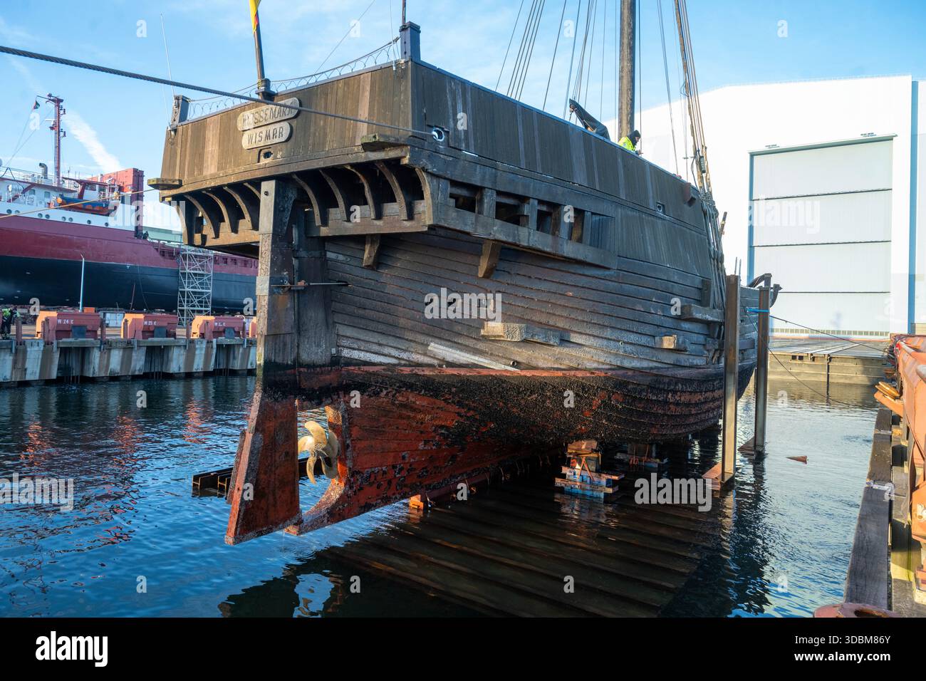 Stralsund, Germany. 17th Dec, 2025. The Poel cog "Wissemara" stands on ...