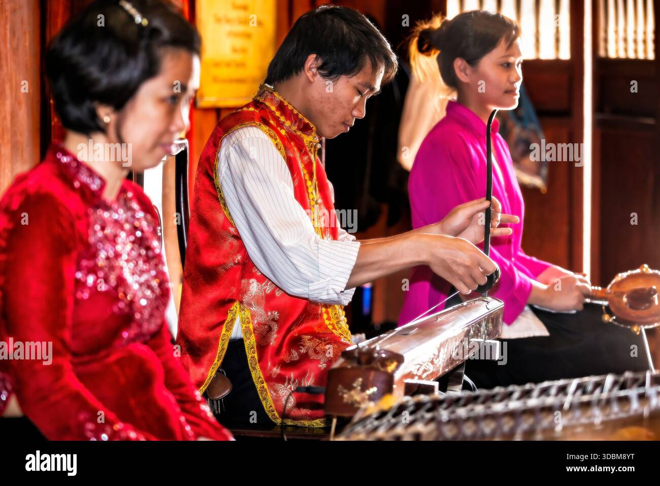 Traditional Vietnamese musicians playing instruments, Temple of ...
