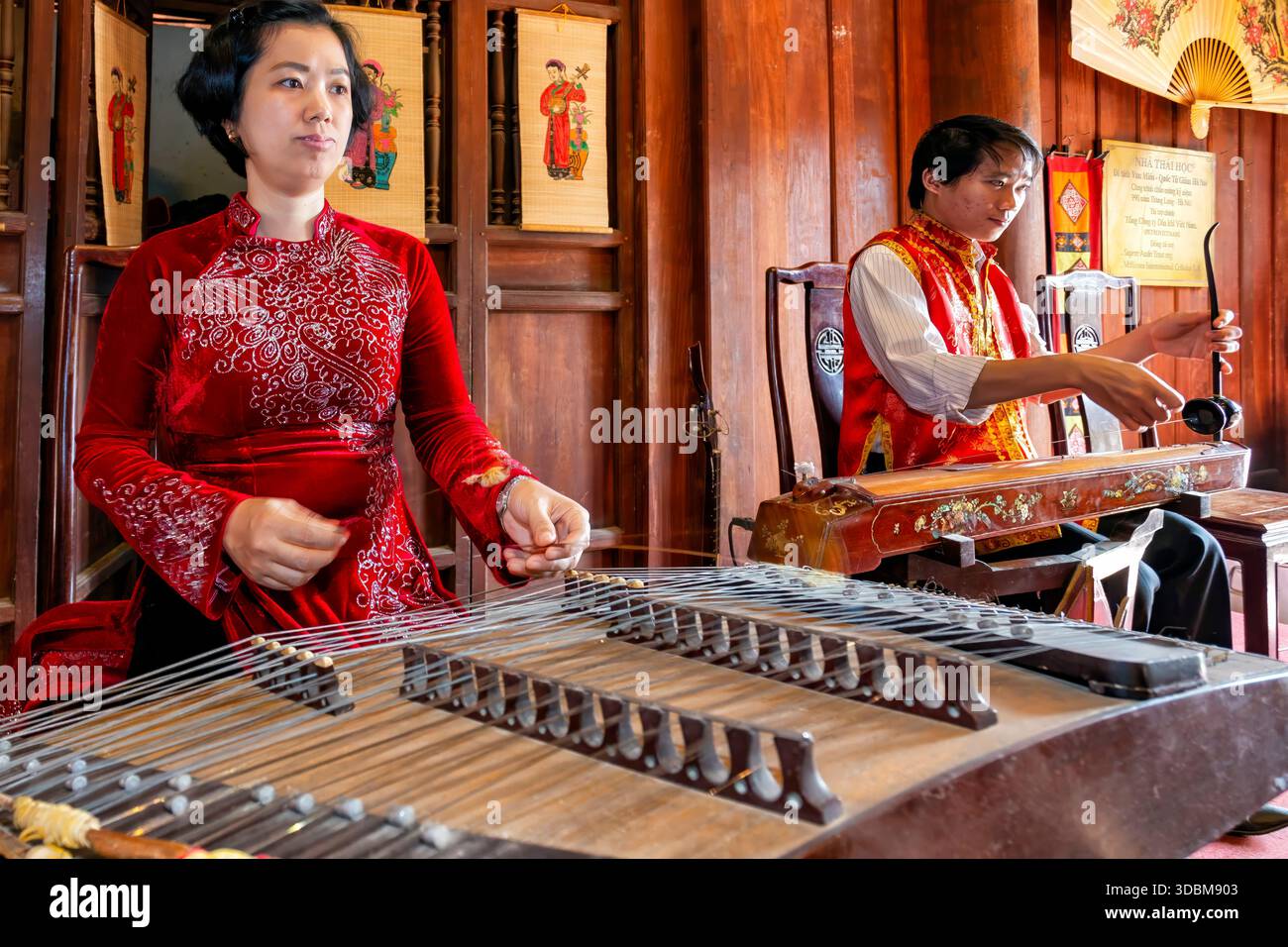 Traditional Vietnamese musicians playing instruments, Temple of ...