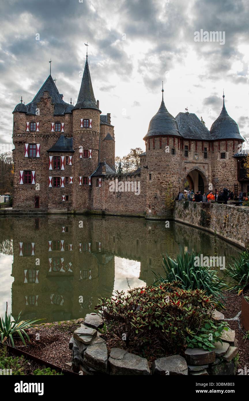 Medieval moated castle Burg-Satzvey Stock Photo - Alamy