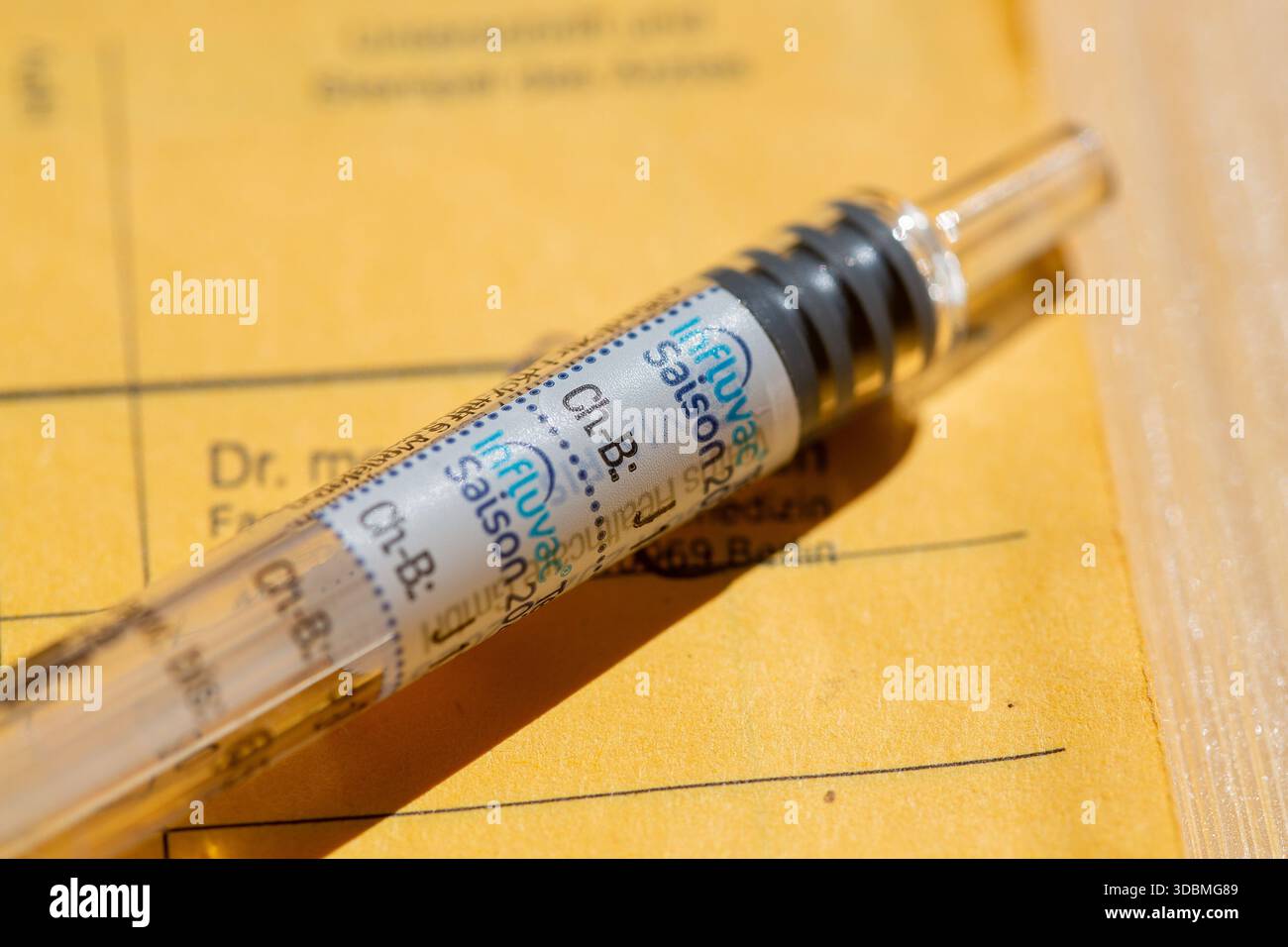 ILLUSTRATION - 03 April 2025, Berlin: A syringe with the vaccine label ...