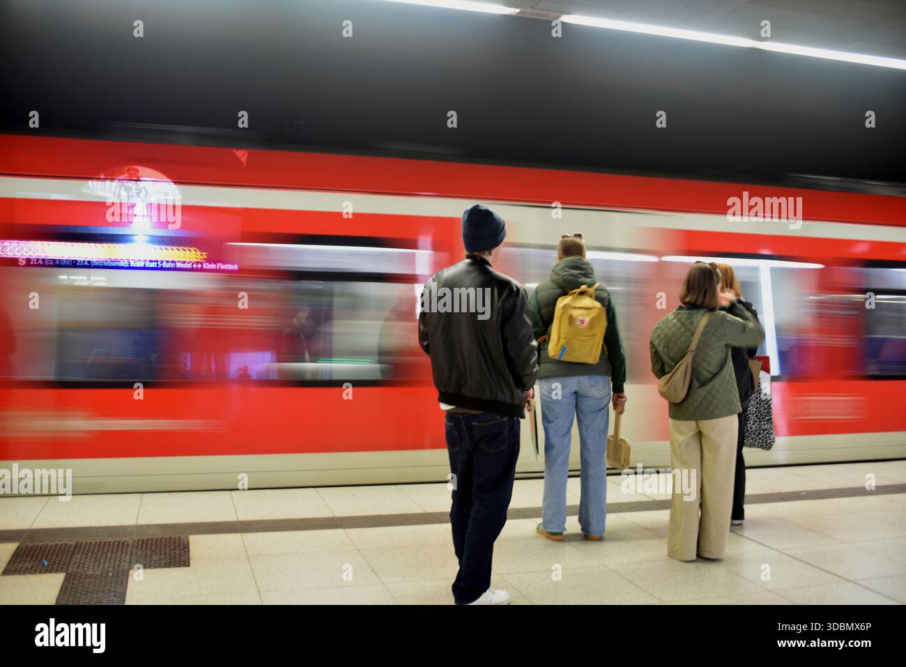 Platform local train hamburg hi-res stock photography and images - Alamy