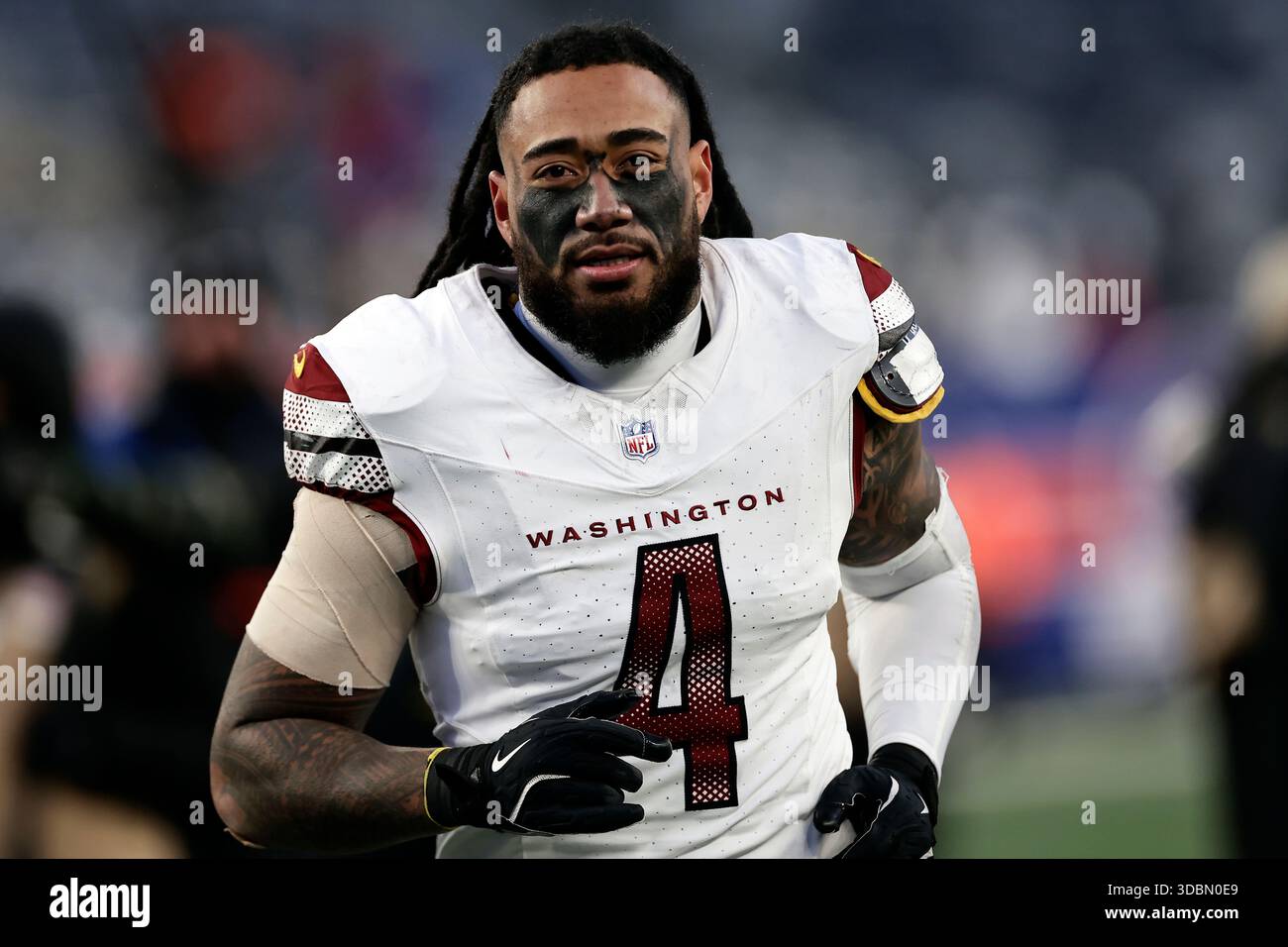 Washington Commanders linebacker Frankie Luvu (4) runs off the field ...