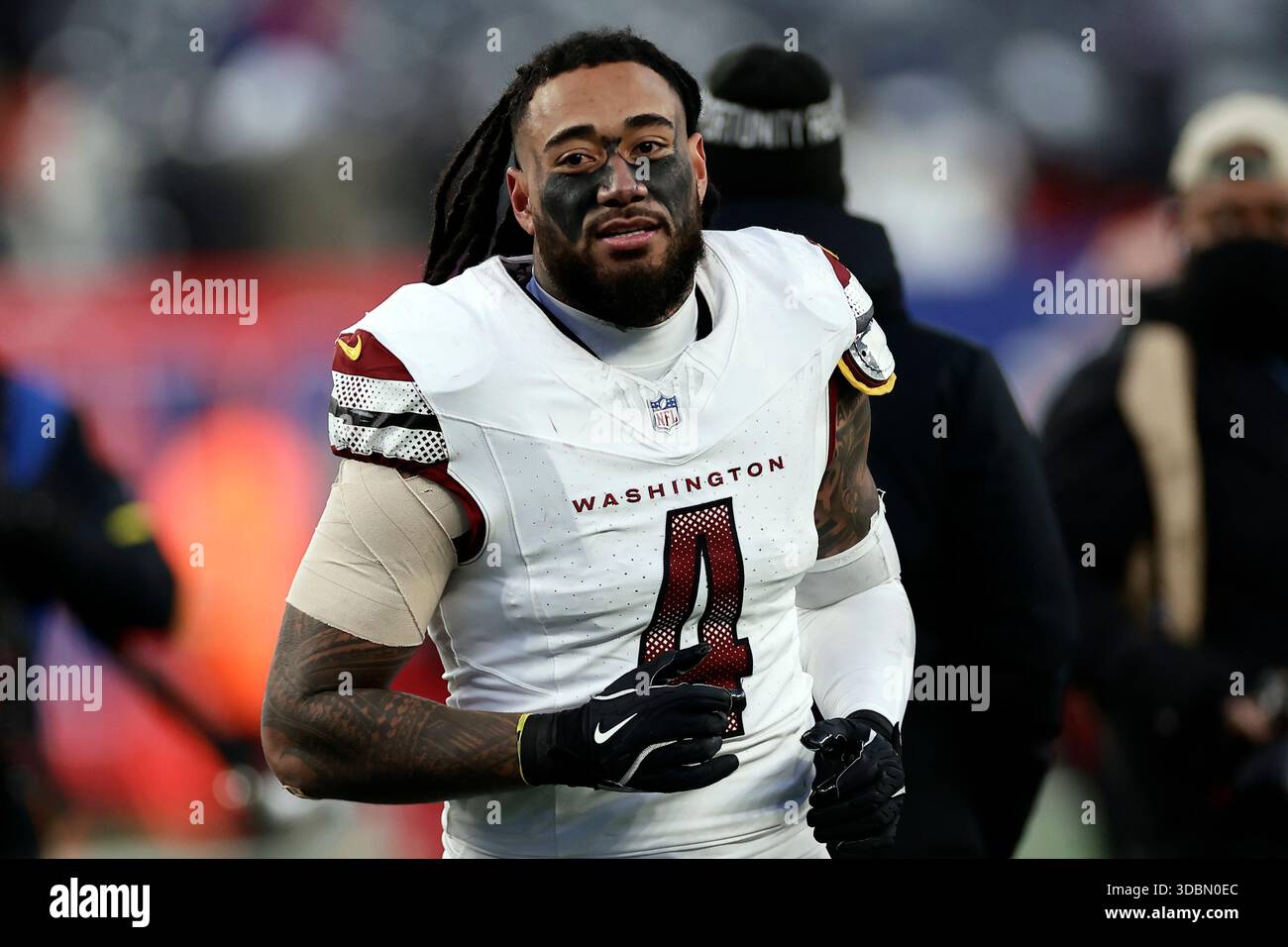 Washington Commanders linebacker Frankie Luvu (4) runs off the field ...
