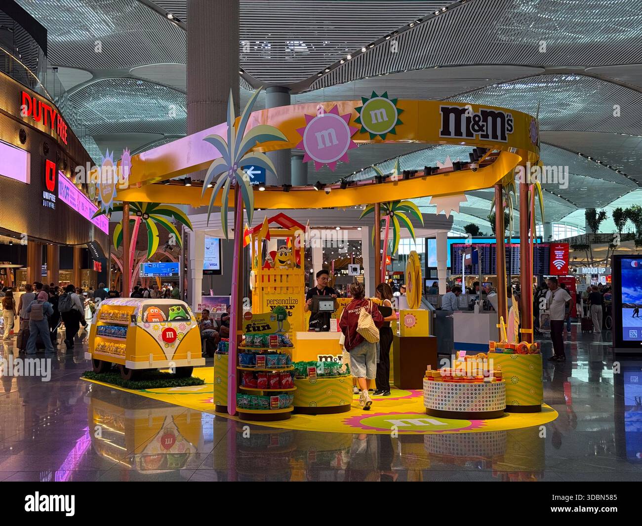 ISTANBUL, TURKEY - AUGUST 3, 2025: M and Ms pop up candy store inside ...