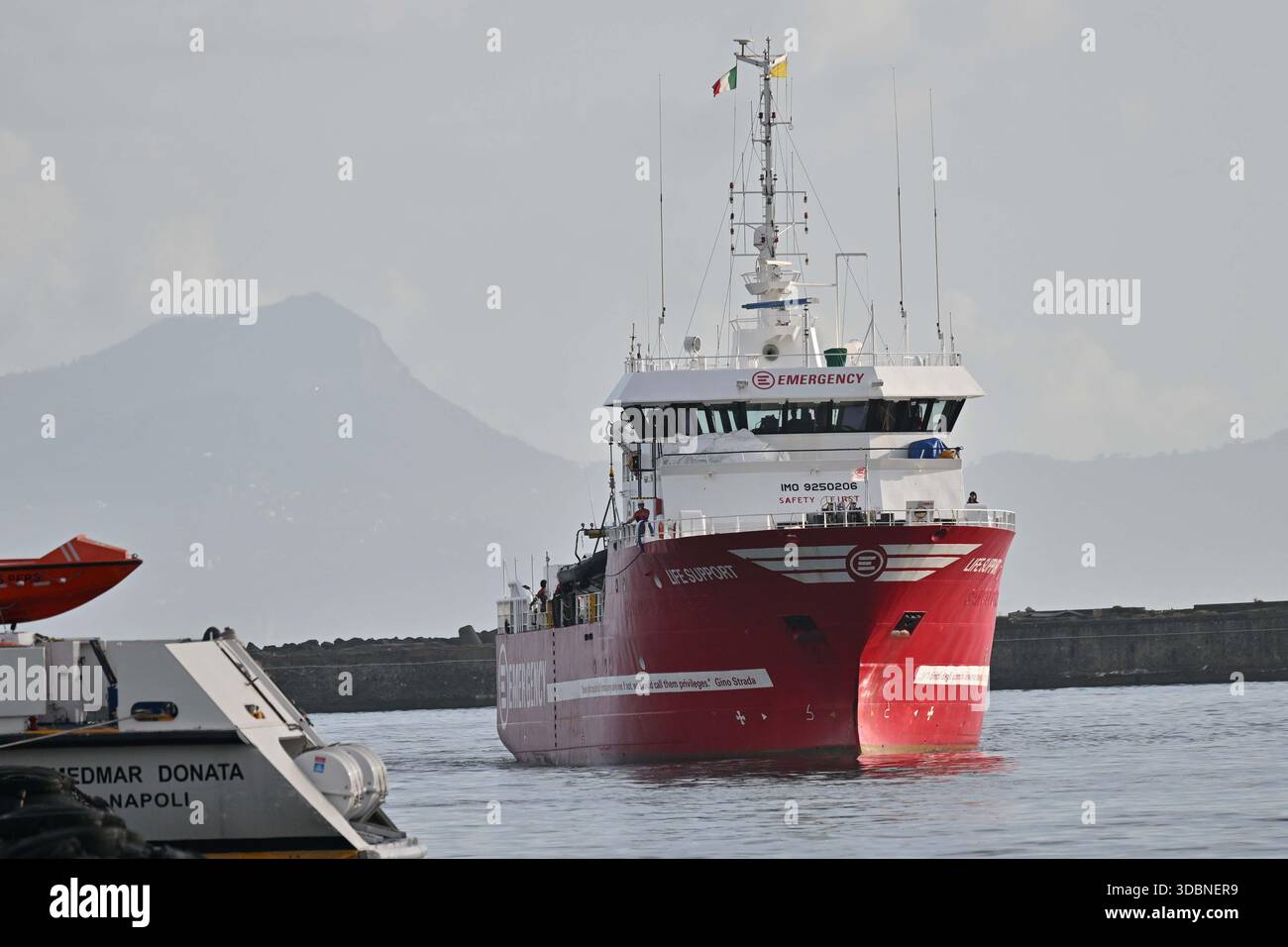 Naples. Emergency's Life Support ship arrives in port to disembark 113 ...